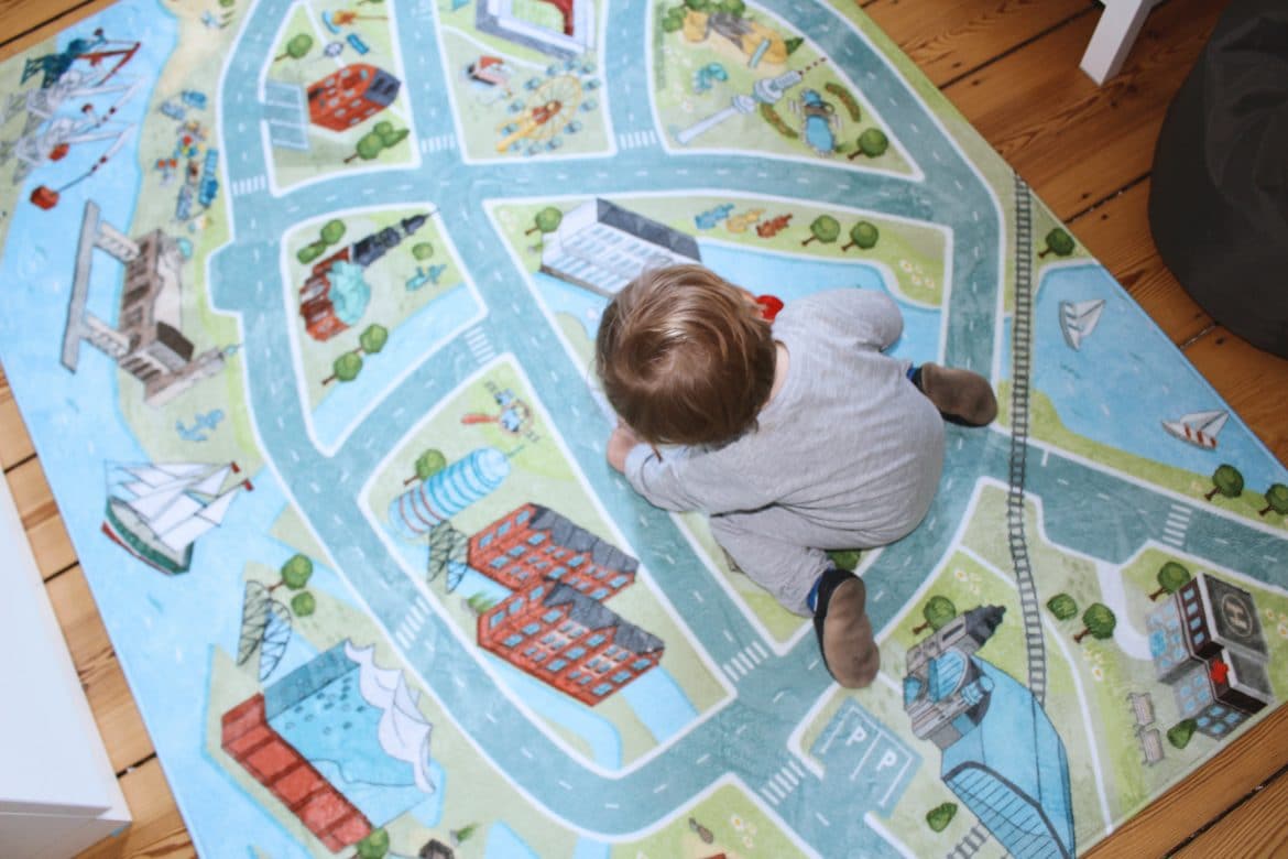 Im Redaktionstest: Spielteppiche im Stadtdesign – Enkelkind.de
