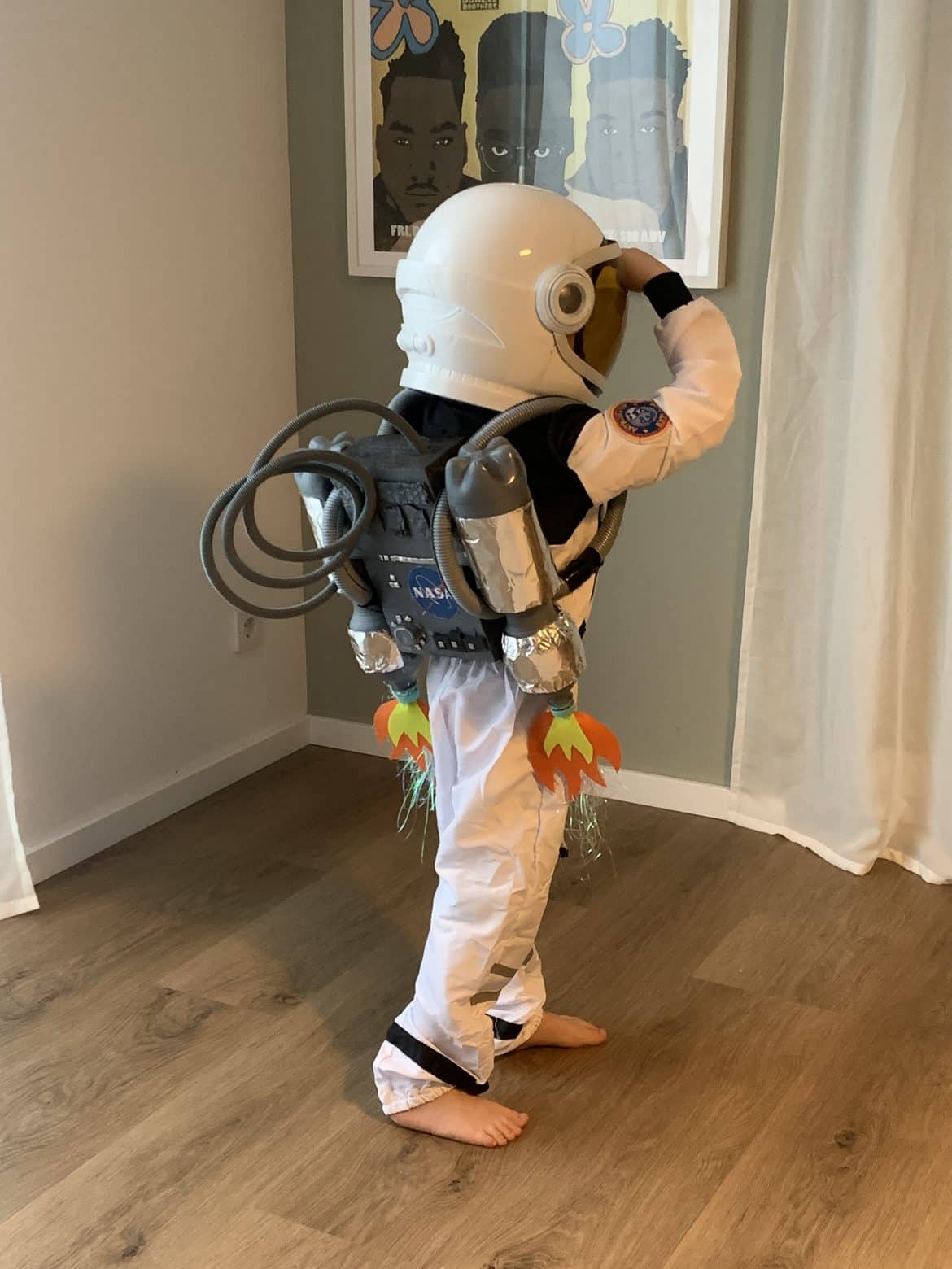 Selbst basteln: Astronauten-Kostüm aus Alltagsgegenständen – Enkelkind.de